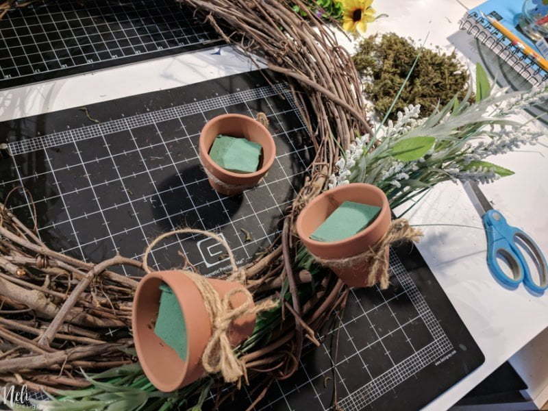 How to make a fall wreath with mini terracotta pots - NeliDesign