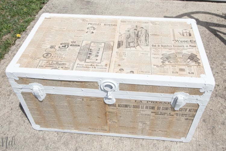 How to upcycle a vintage trunk with old newspapers - NeliDesign